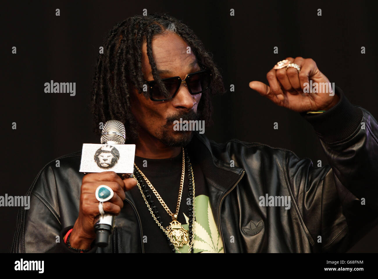 Showbiz wireless perform performs head shot headshot live on stage hi ...