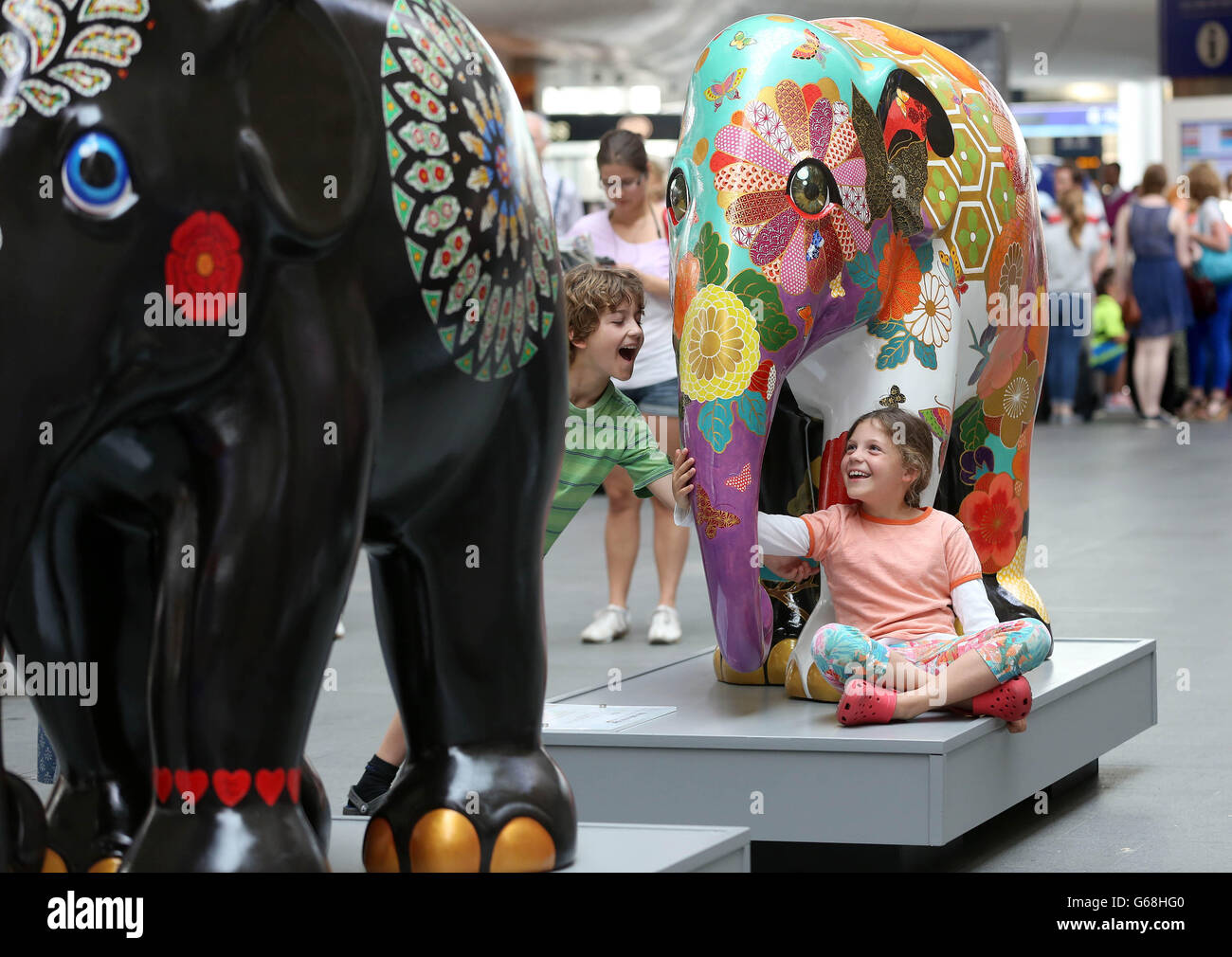 Elephants arrive in King's Cross Stock Photo - Alamy