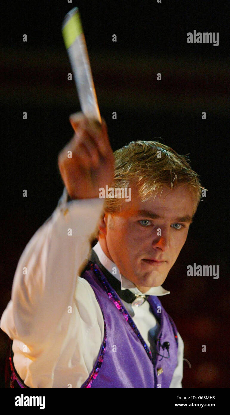 Circus knife throwing hi-res stock photography and images - Alamy