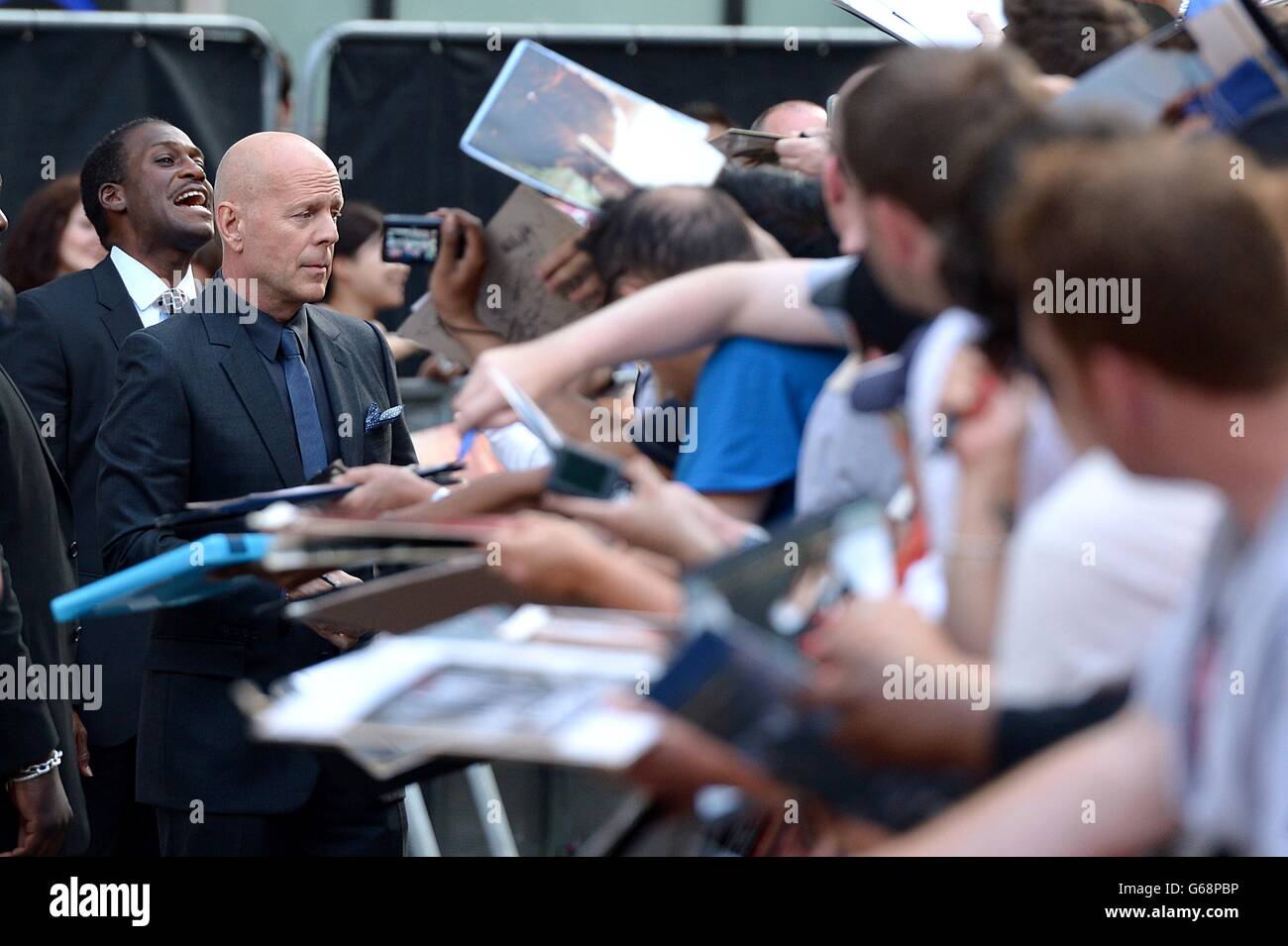 Bruce willis red 2 hi-res stock photography and images - Alamy