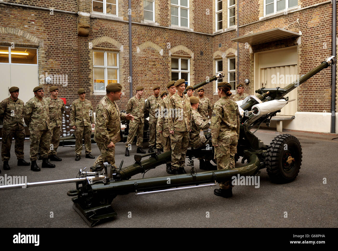 Loading artillery gun hi-res stock photography and images - Alamy