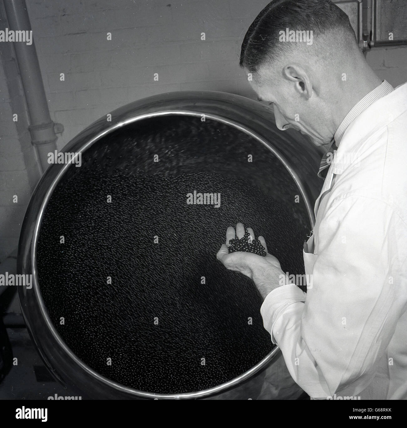 1950s, historical, white-coated male worker at the famous Brighton ...