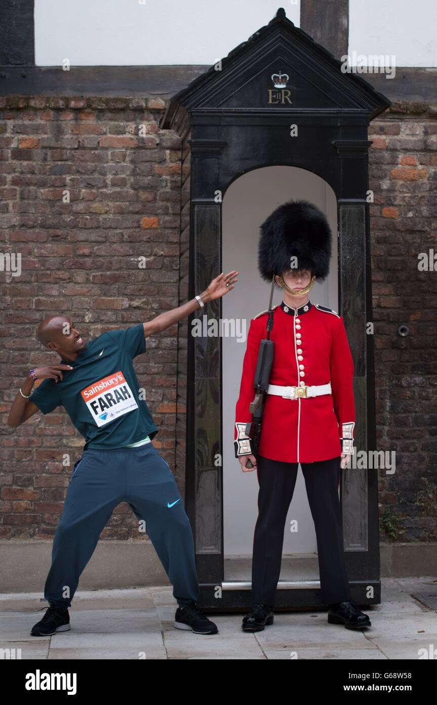 Lightning bolt pose hi-res stock photography and images - Alamy