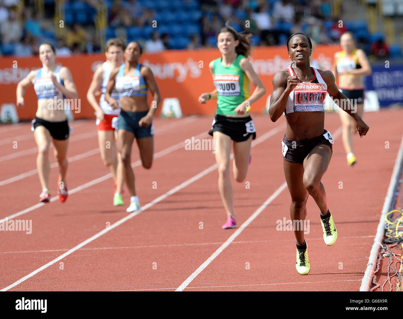 Marilyn Okoro (right) runs away from Jessica Judd to win the Womens ...