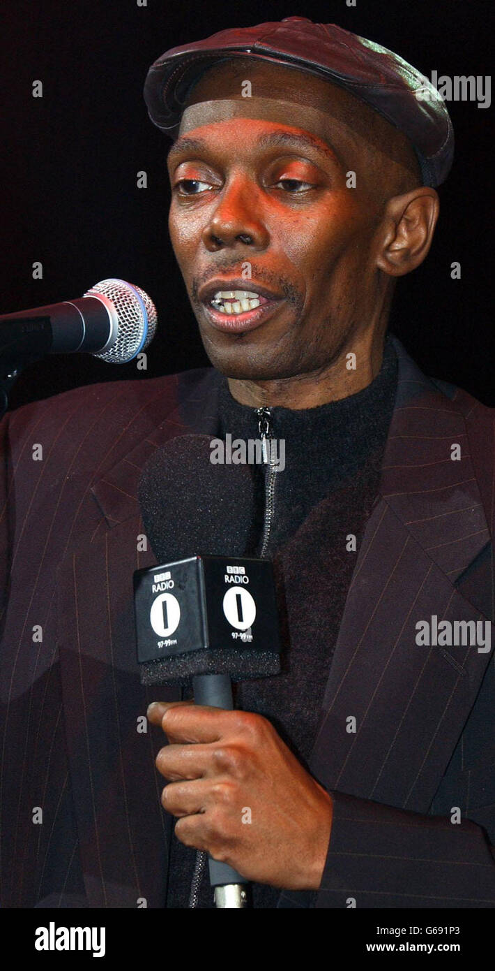 Celebrity singing performing on stage music maxi jazz hi-res stock ...