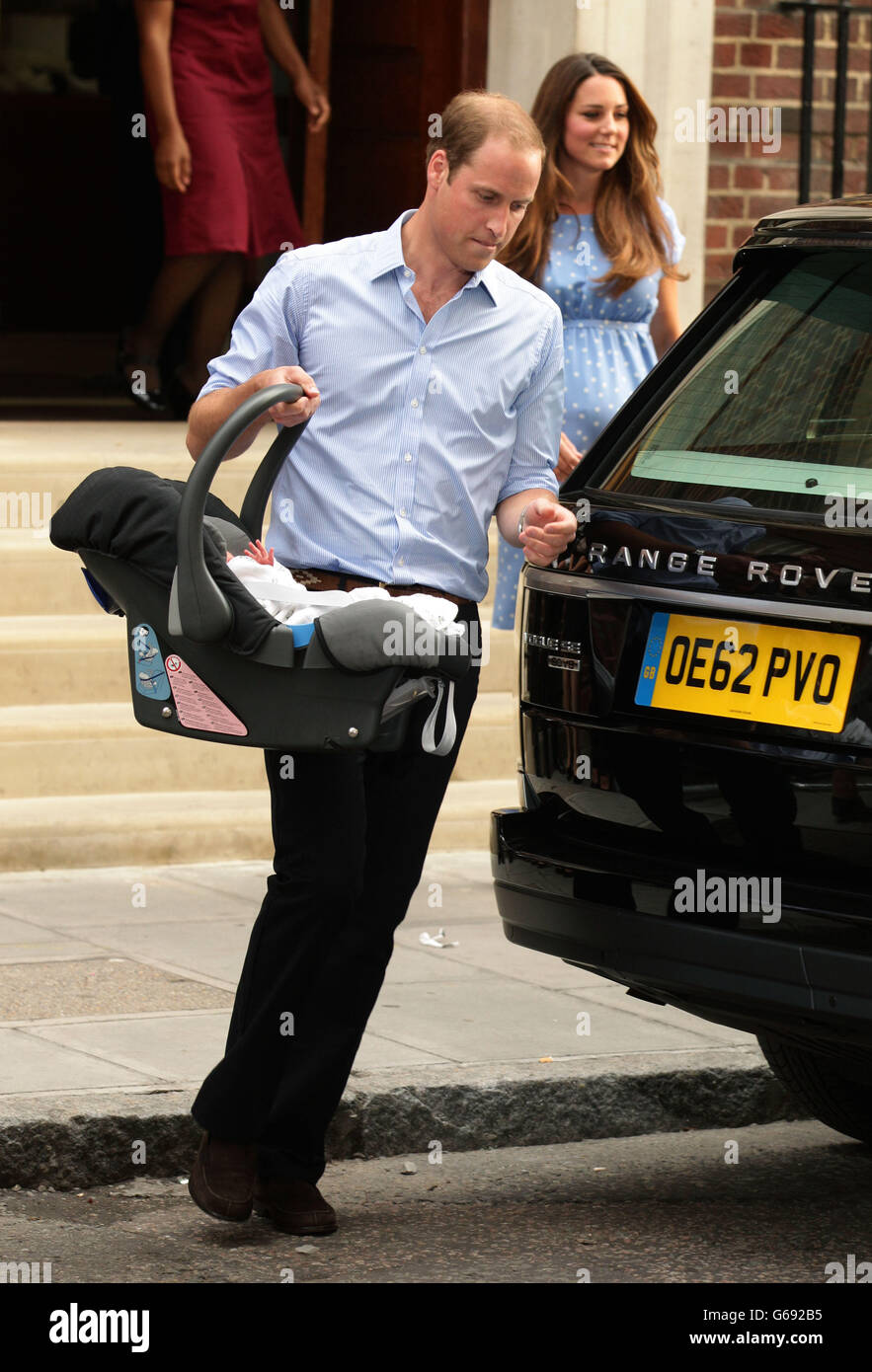 Kate middleton with prince george in car seat hi-res stock photography ...