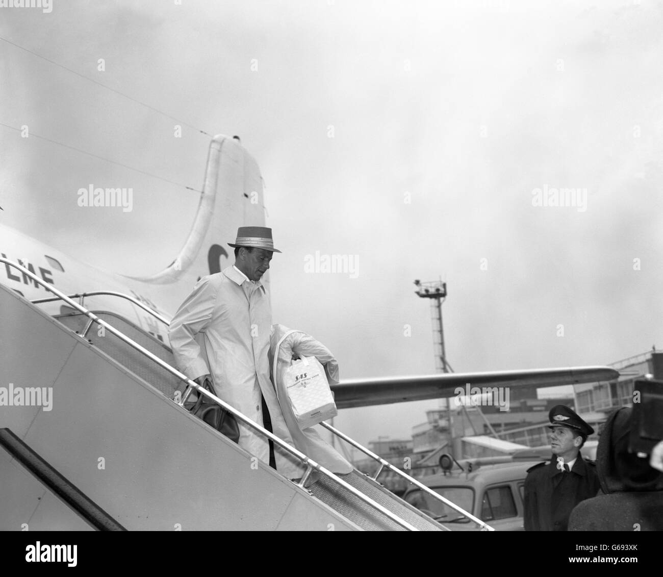 Entertainment - Frank Sinatra - London Airport Stock Photo - Alamy