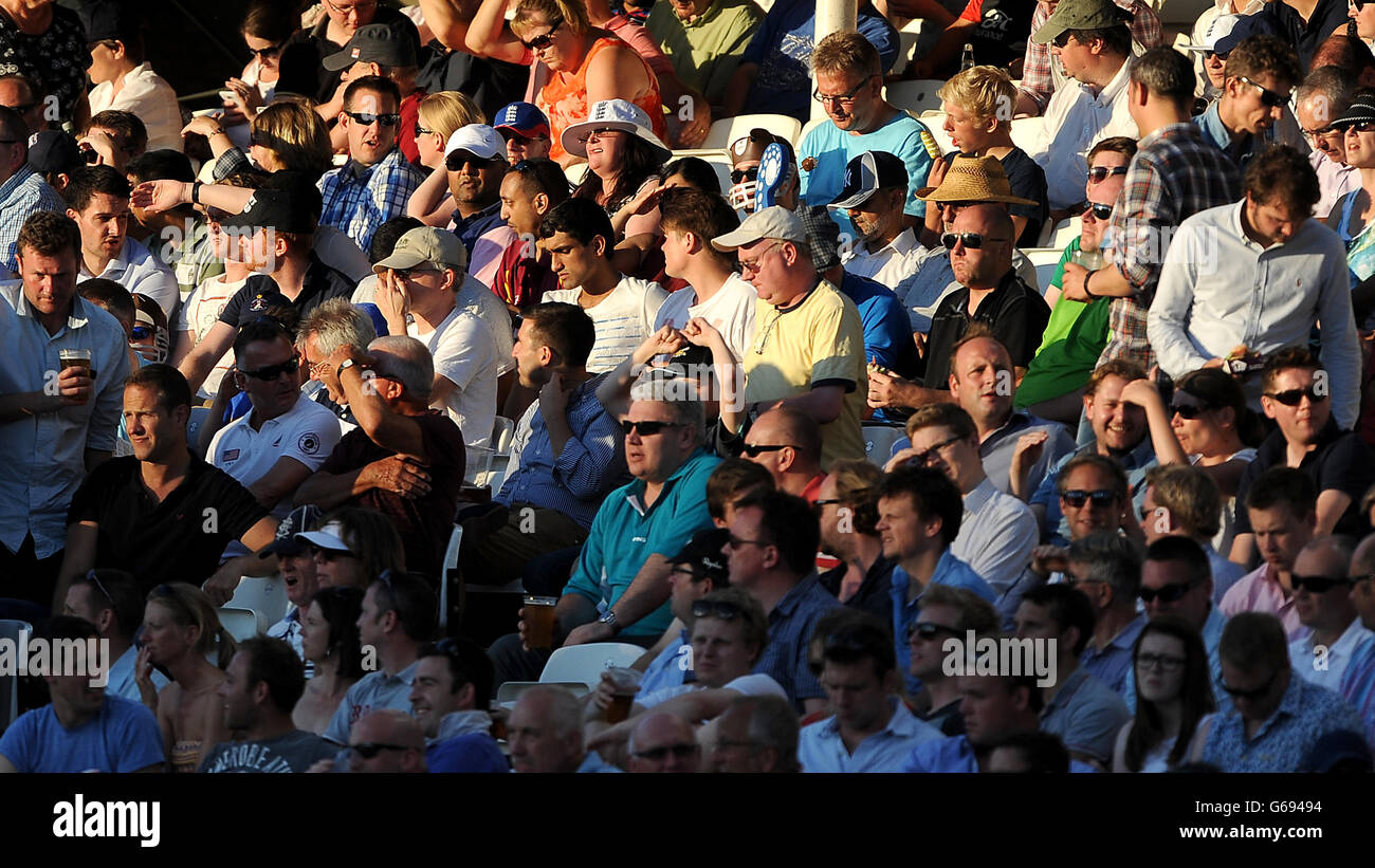 Cricket - Friends Life T20 - Surrey v Hampshire - The Kia Oval. The ...