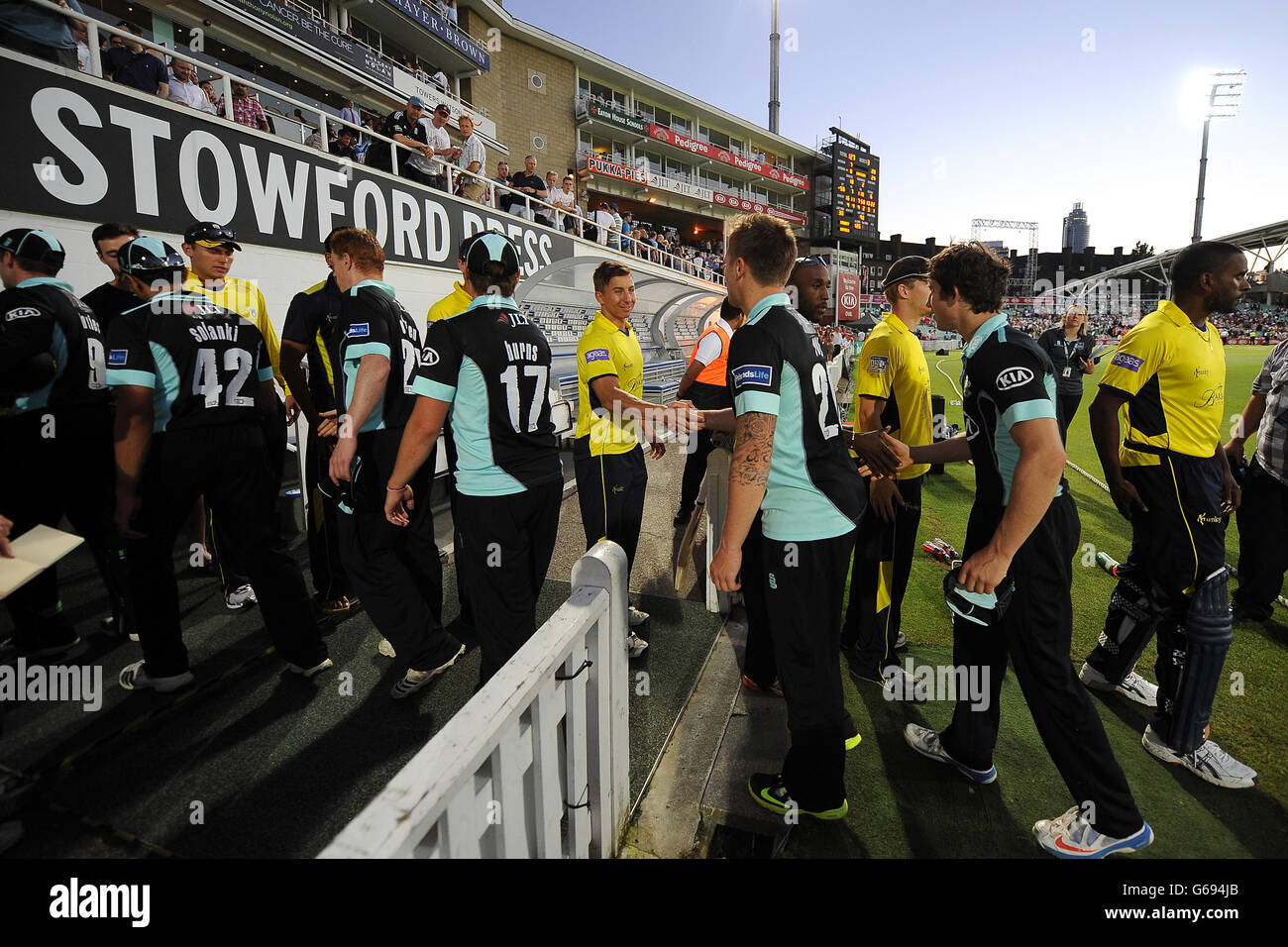 Cricket players shake hands hi-res stock photography and images - Alamy