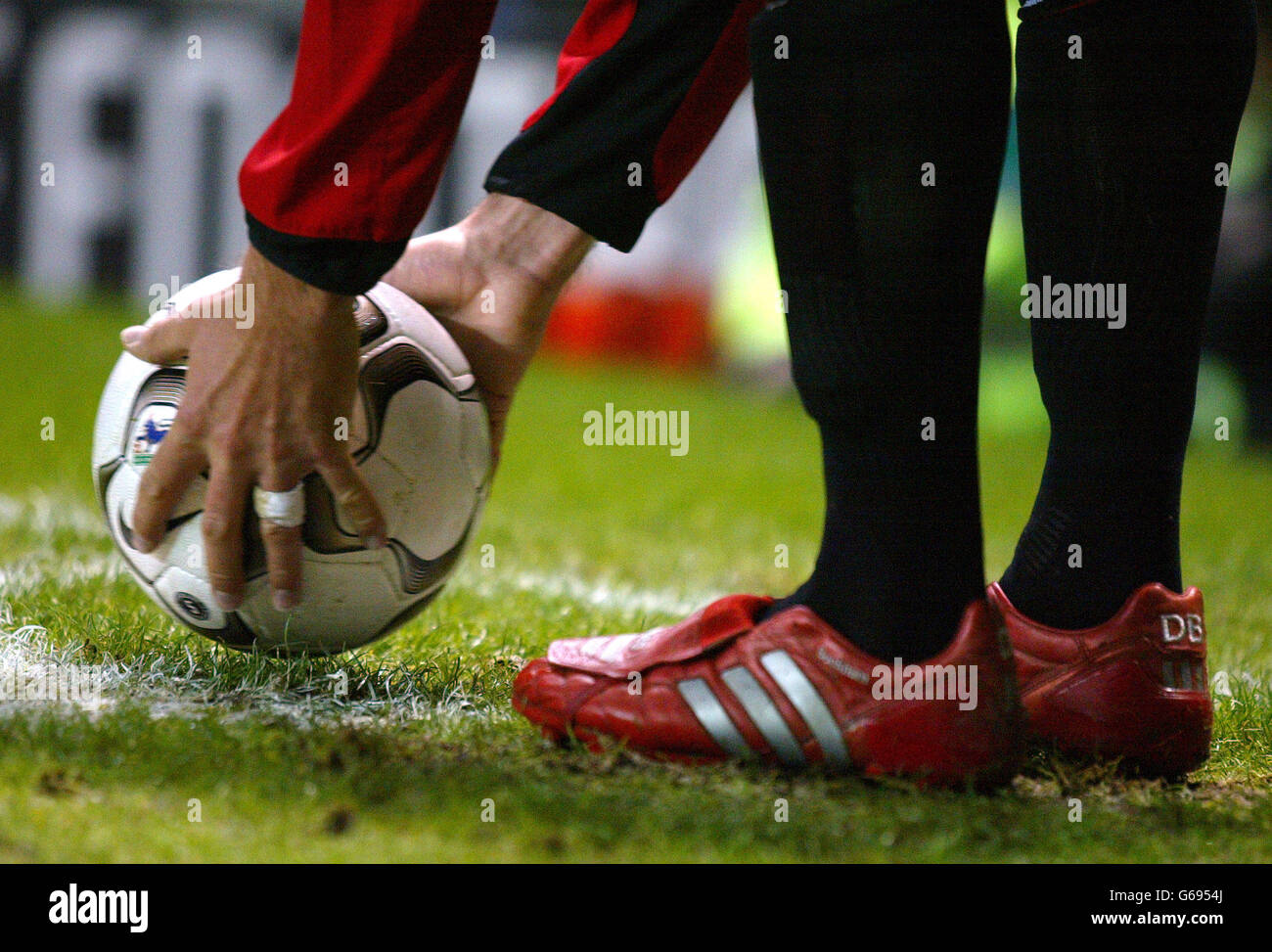 Manchester United's David Beckham prepares to take a corner kick ...