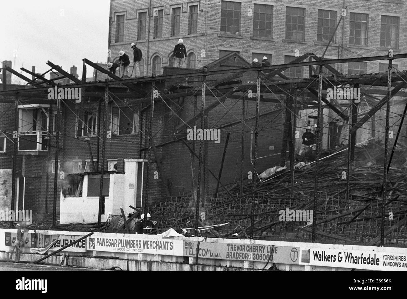 Black smoke over city fire hi-res stock photography and images - Alamy