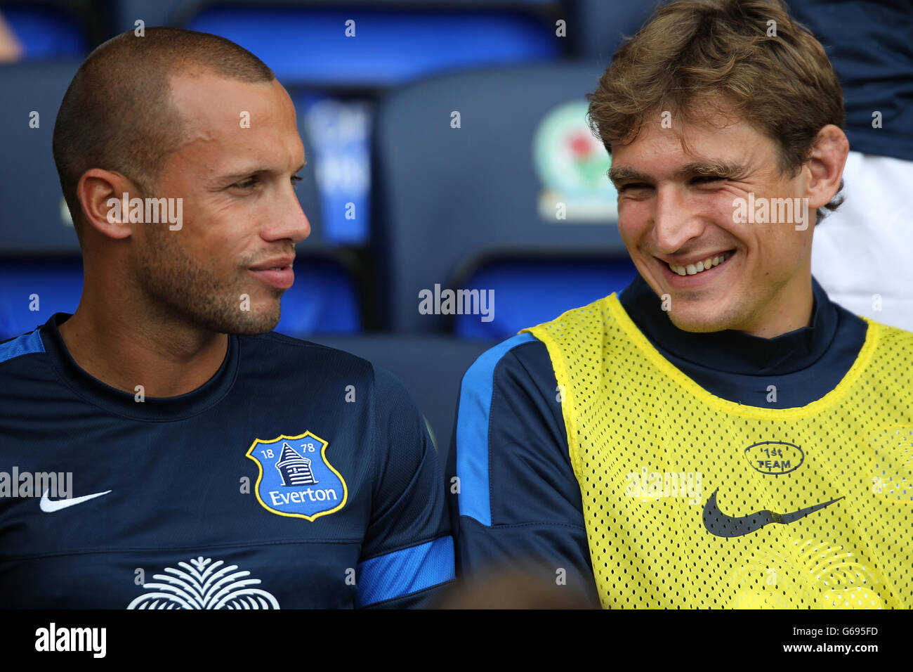 Everton's Johnny Heitinga (left) and Nikica Jelavic on the bench Stock ...