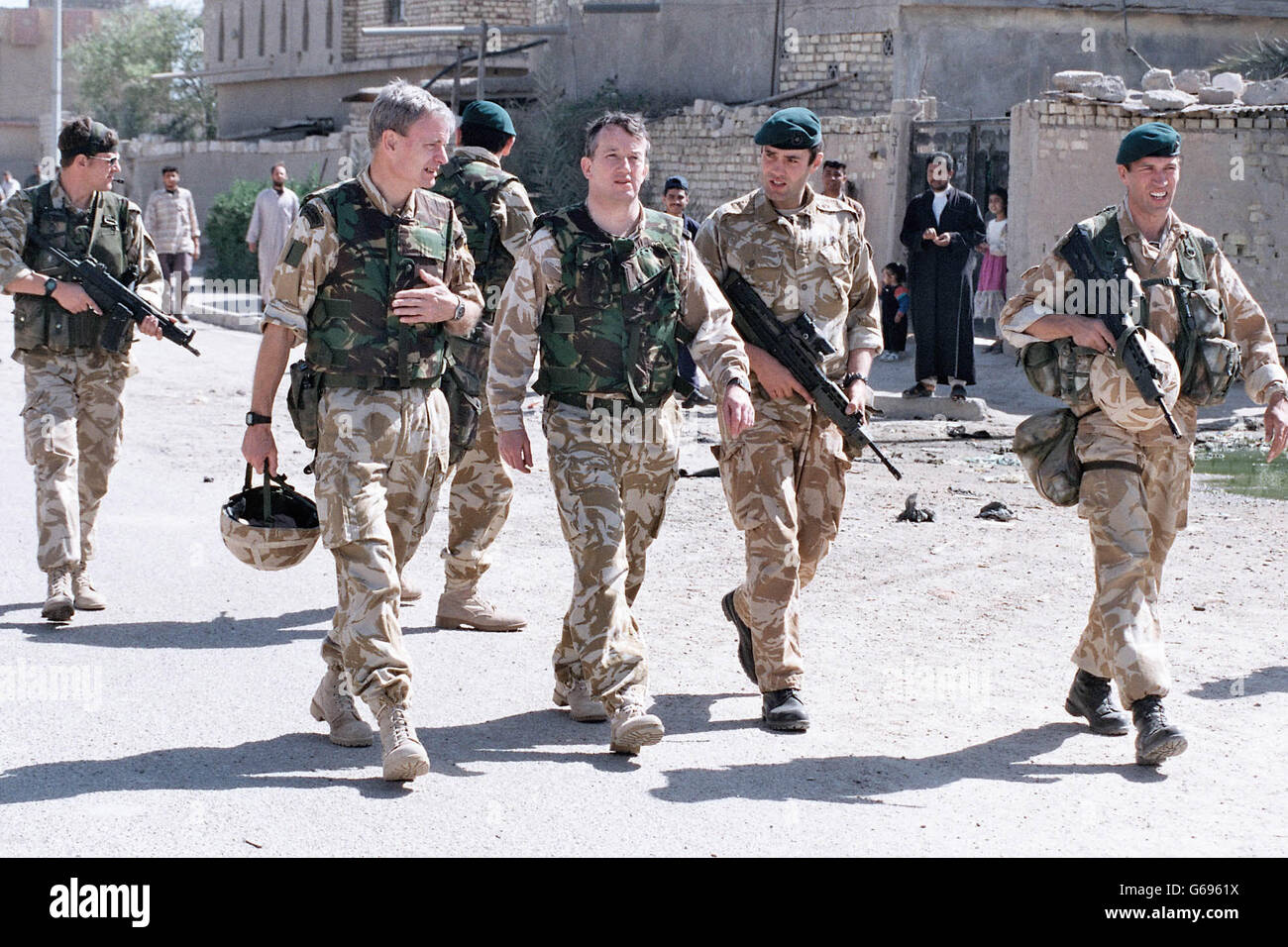 Left right brigadier dutton commander 3 commando brigade hi-res stock ...