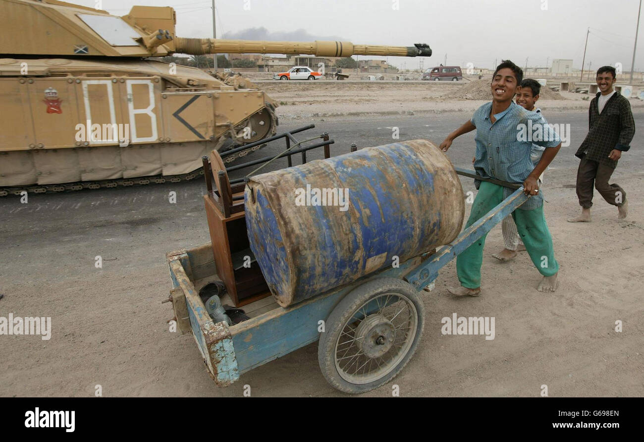 Troops move into basra hi-res stock photography and images - Alamy