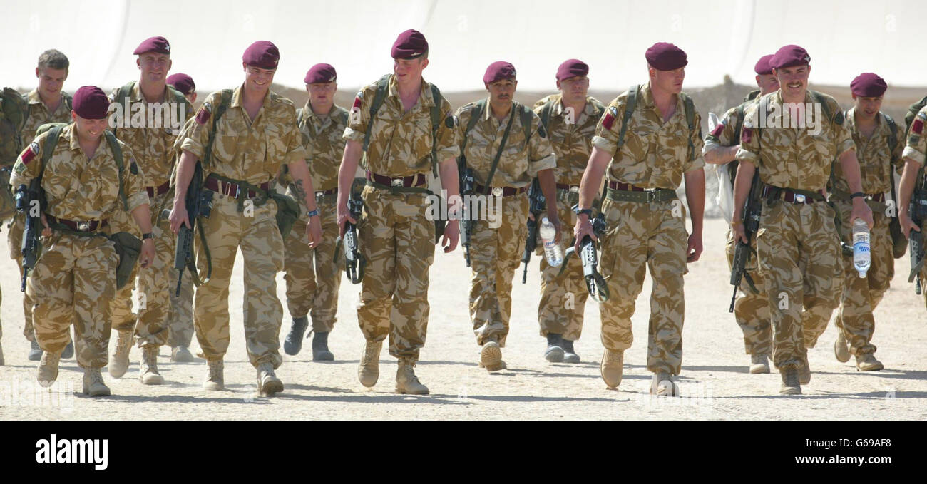 British Soldiers in Kuwait Desert Stock Photo - Alamy