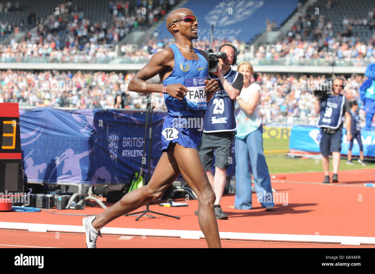 Mo Farah breaks David Moorcroft 34 yr old British record. a winning ...