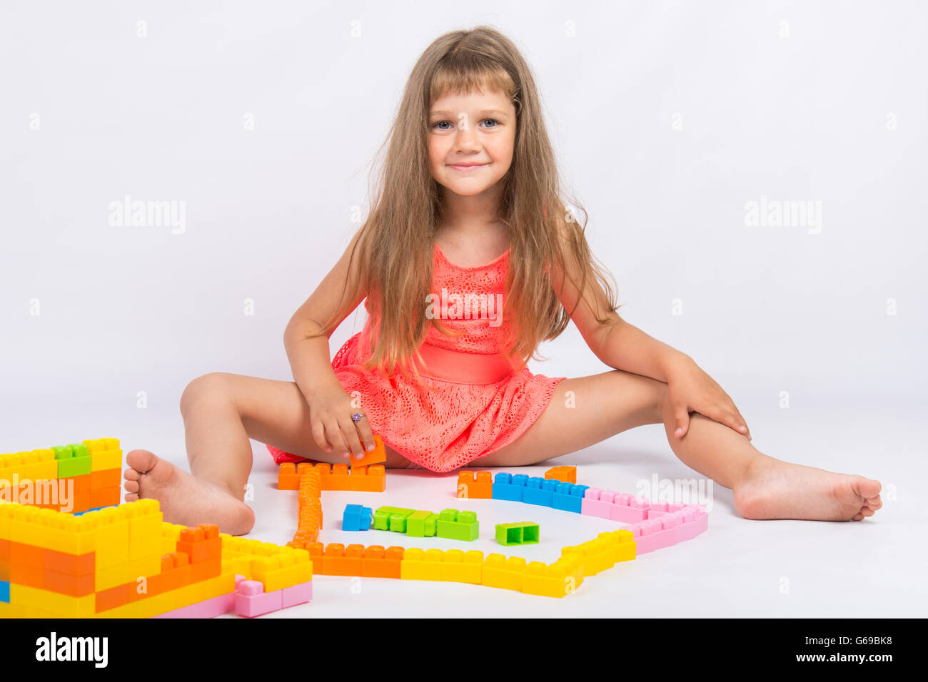 Girl collects house of the block designer Stock Photo - Alamy
