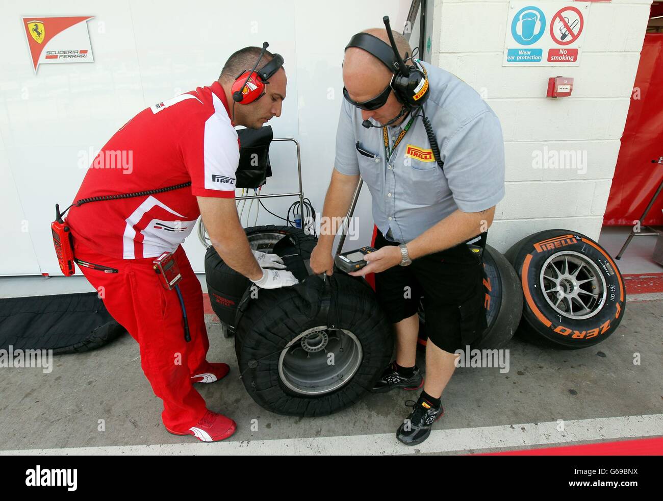 Formula one engineer hi-res stock photography and images - Alamy