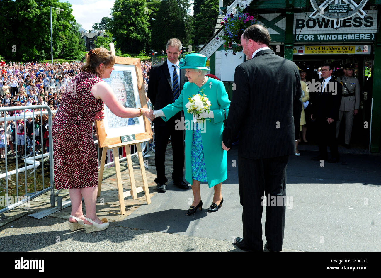 Queen Elizabeth II meets Linda Furniss and David Jackson of Keswick ...