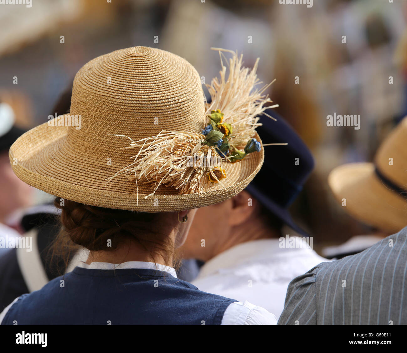 elegant woman with straw hat in the crowd Stock Photo - Alamy