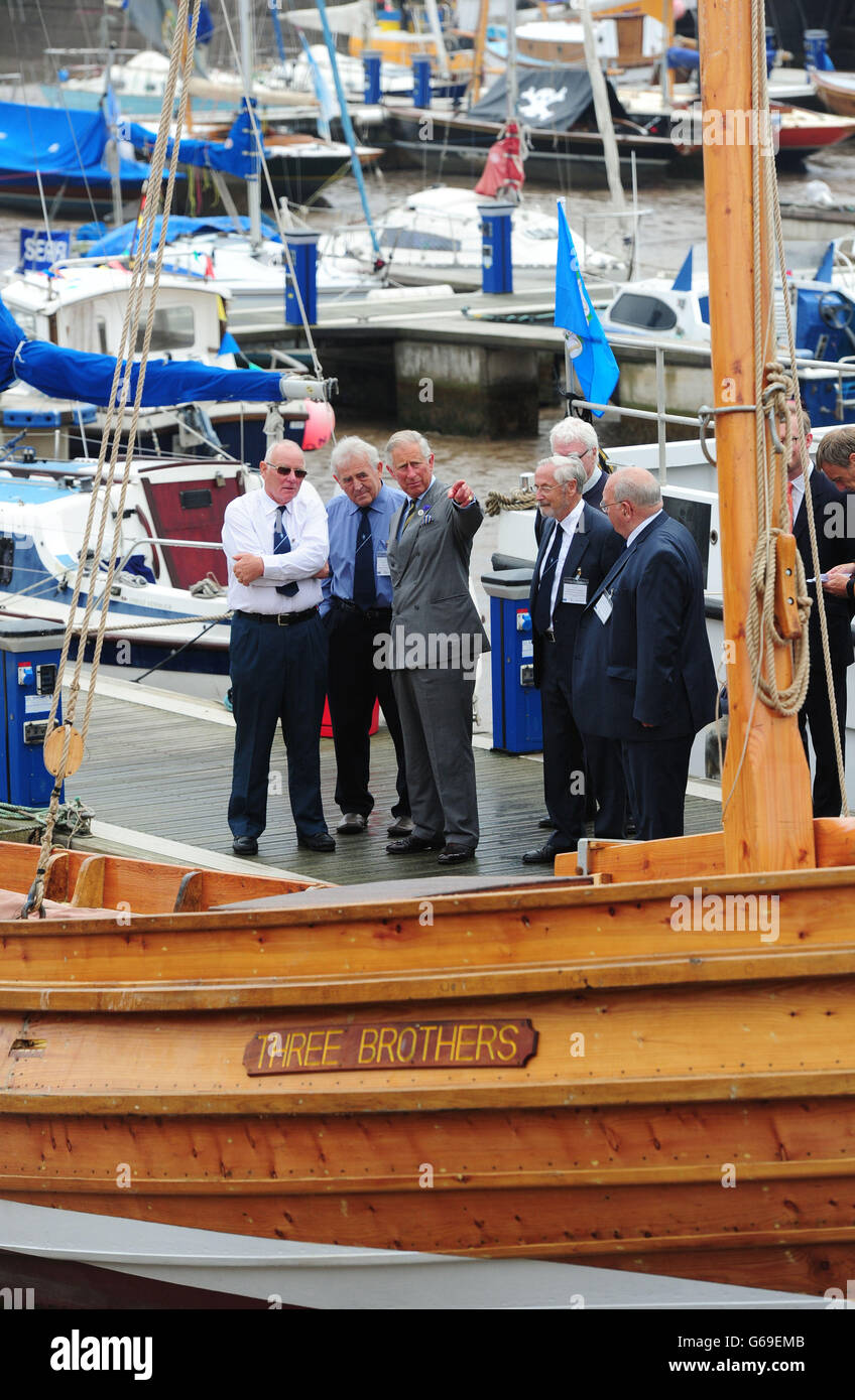 Traditional yorkshire coble fishing boat hi-res stock photography and ...