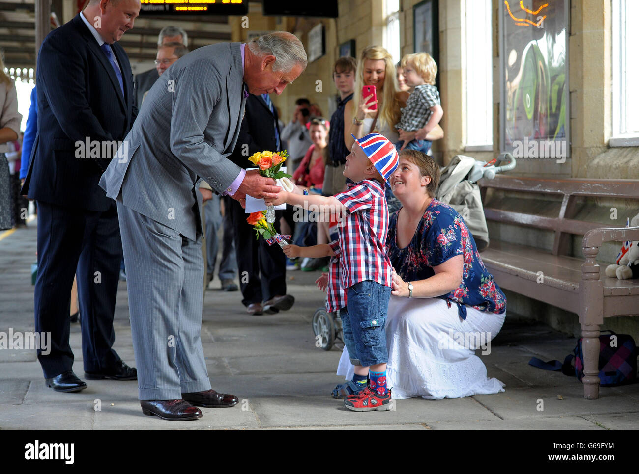 The Prince of Wales receives a card from Oliver Horne, 4, with brother ...