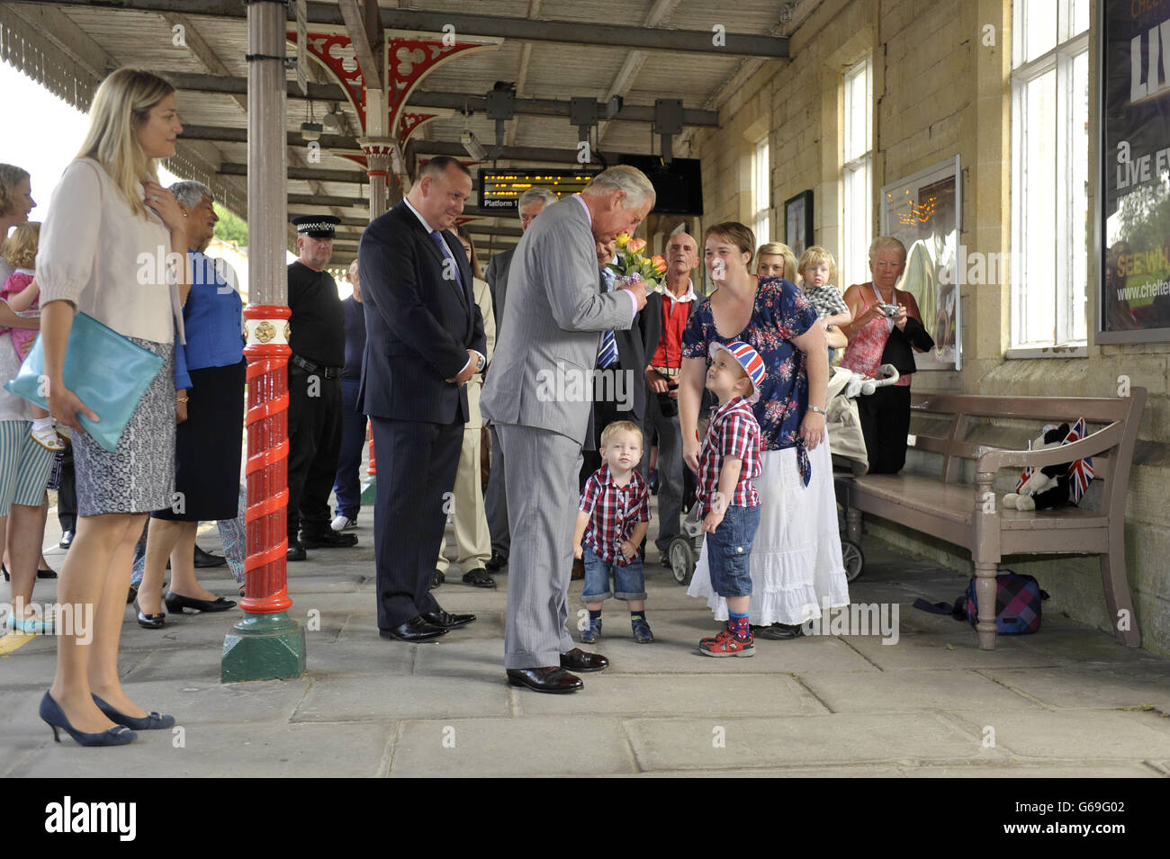 The Prince of Wales receives a card from Oliver Horne, 4, with brother ...