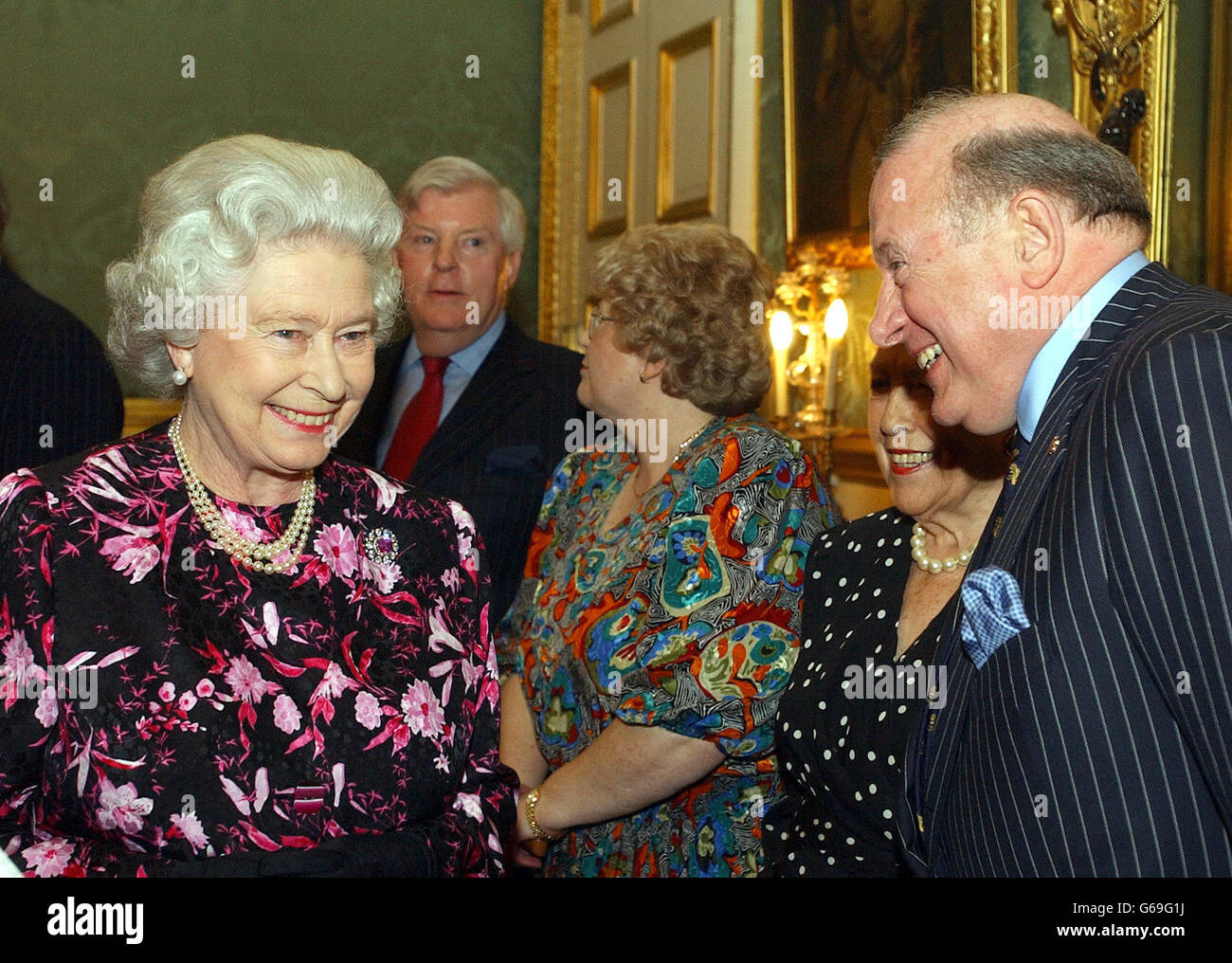 Britains queen elizabeth ii talks john scanlan hi-res stock photography ...