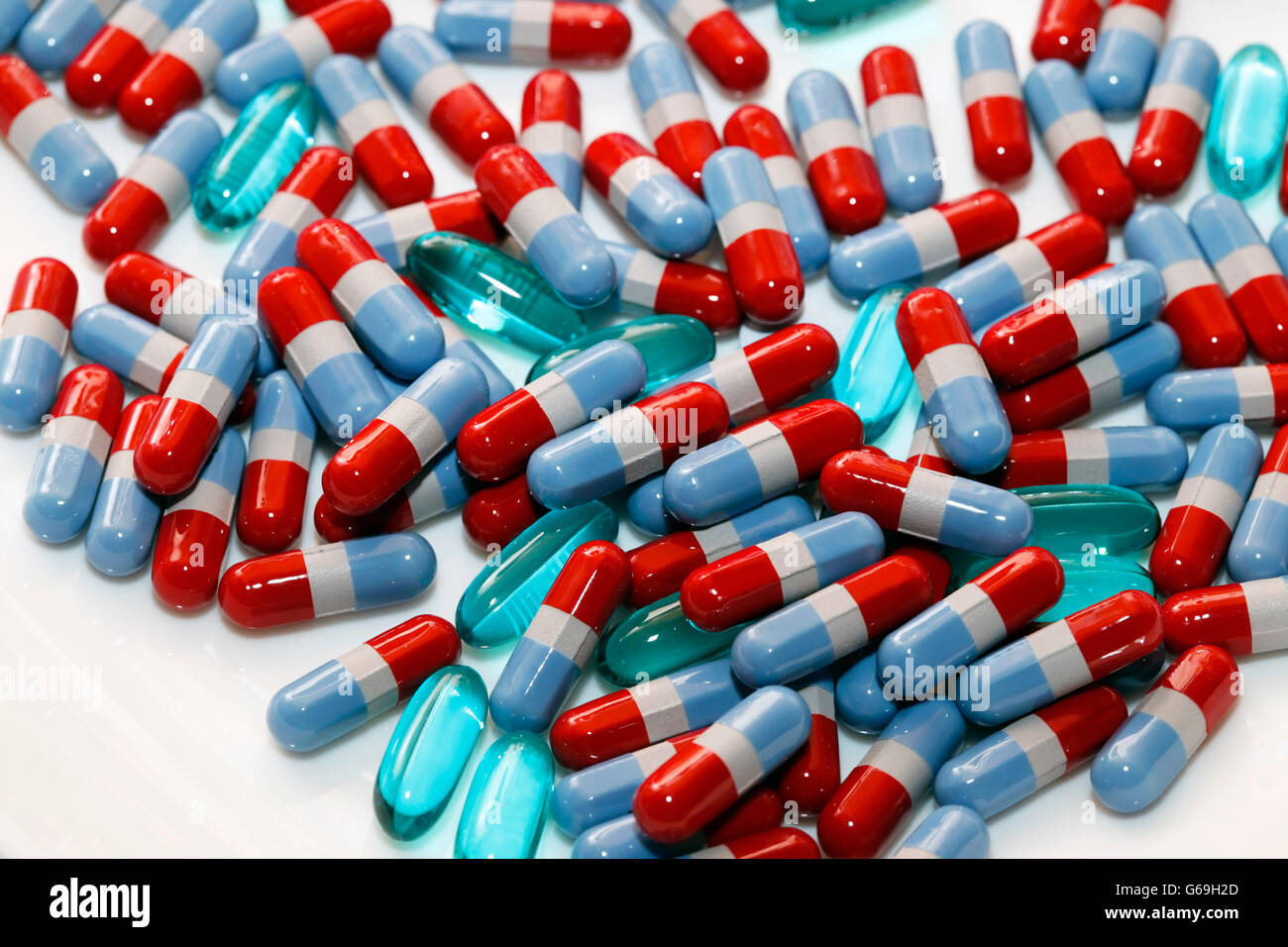 Blue and red capsules hi-res stock photography and images - Alamy