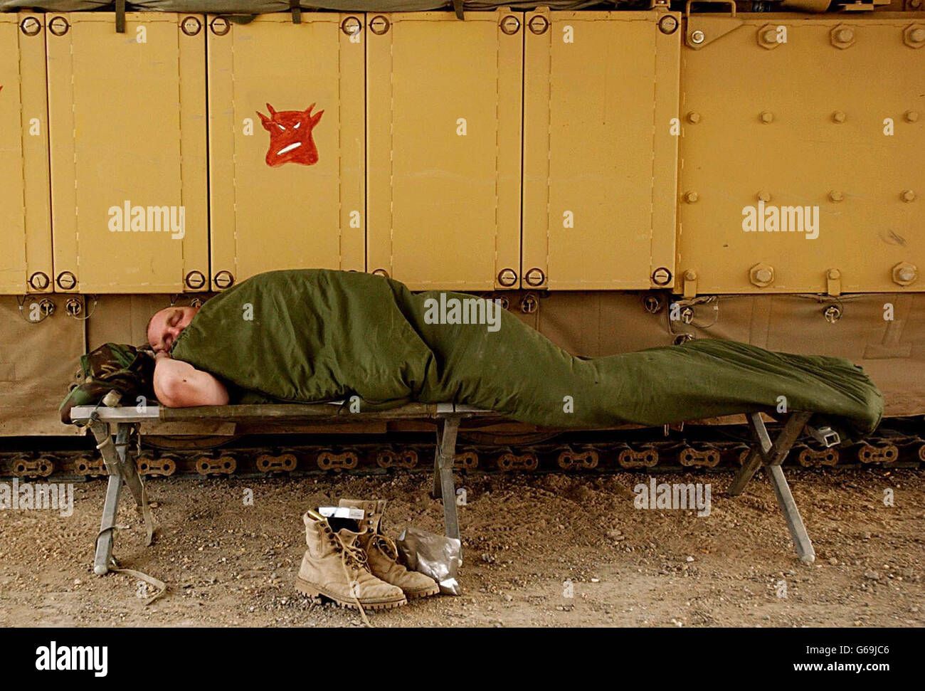 Iraq War Challenger II Tank crew Stock Photo - Alamy