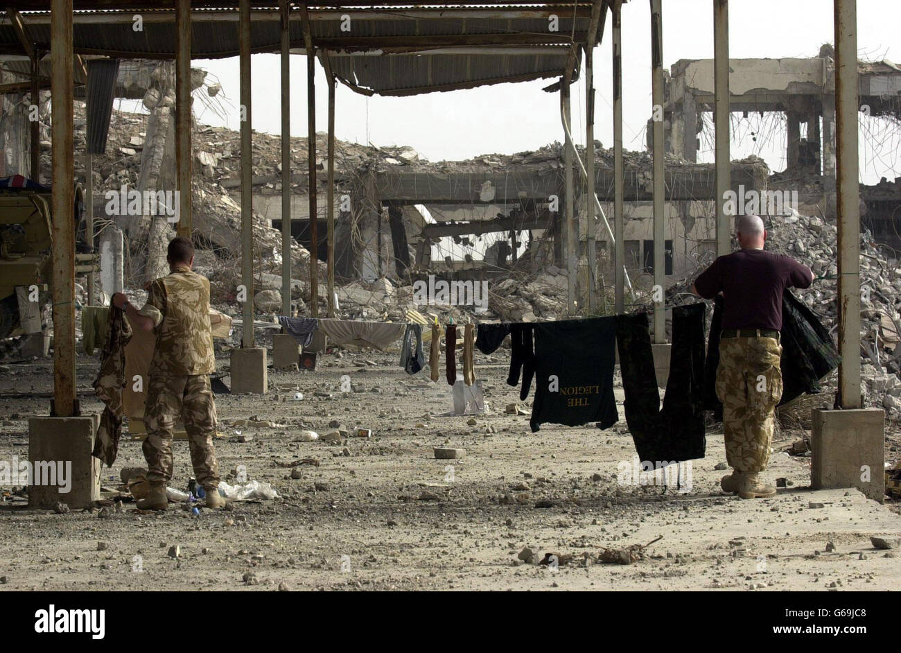 Iraq war challenger ii tank crew hi-res stock photography and images ...