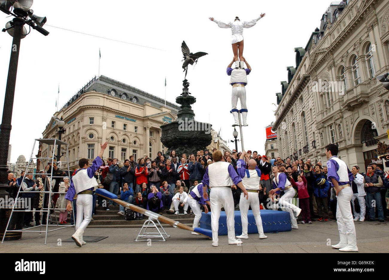 Crowd watching acrobats hi-res stock photography and images - Alamy