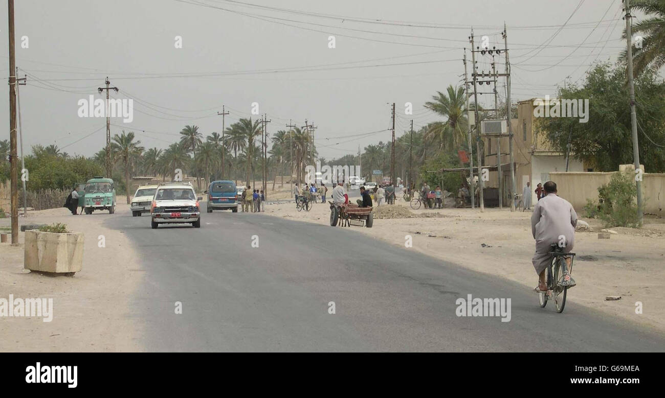 Basra street after British troops Stock Photo - Alamy