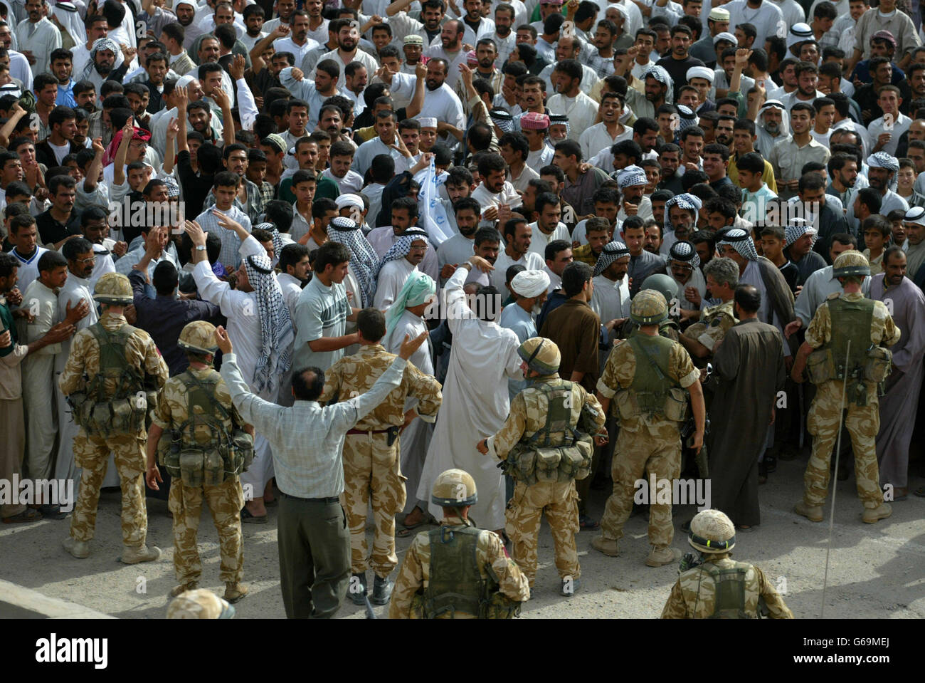 War iraq locals crowd banner celebrating hi-res stock photography and ...