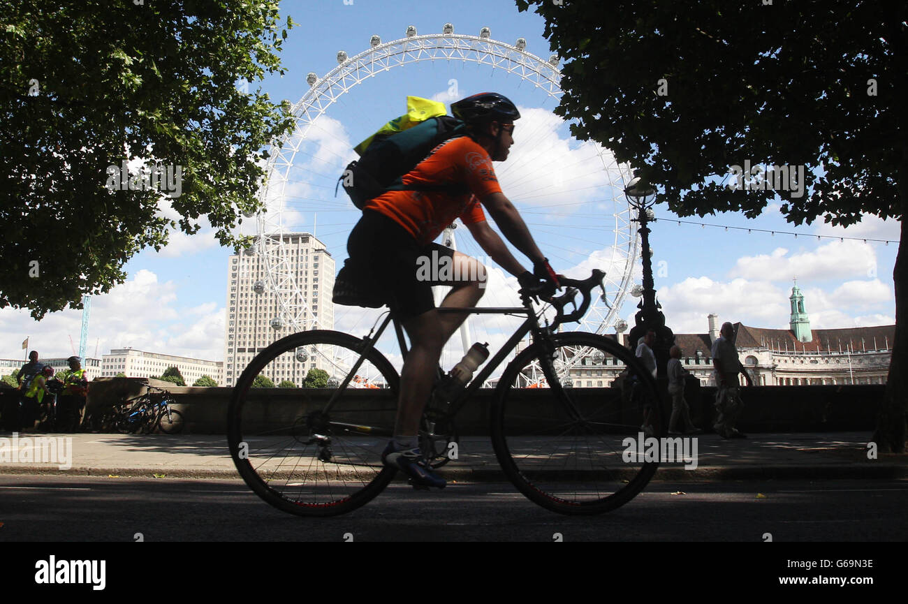 Cycling ridelondon grand prix day one london hi-res stock photography ...