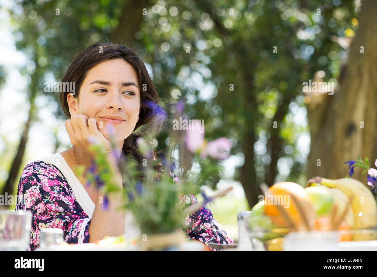 Woman picnicking in park hi-res stock photography and images - Alamy