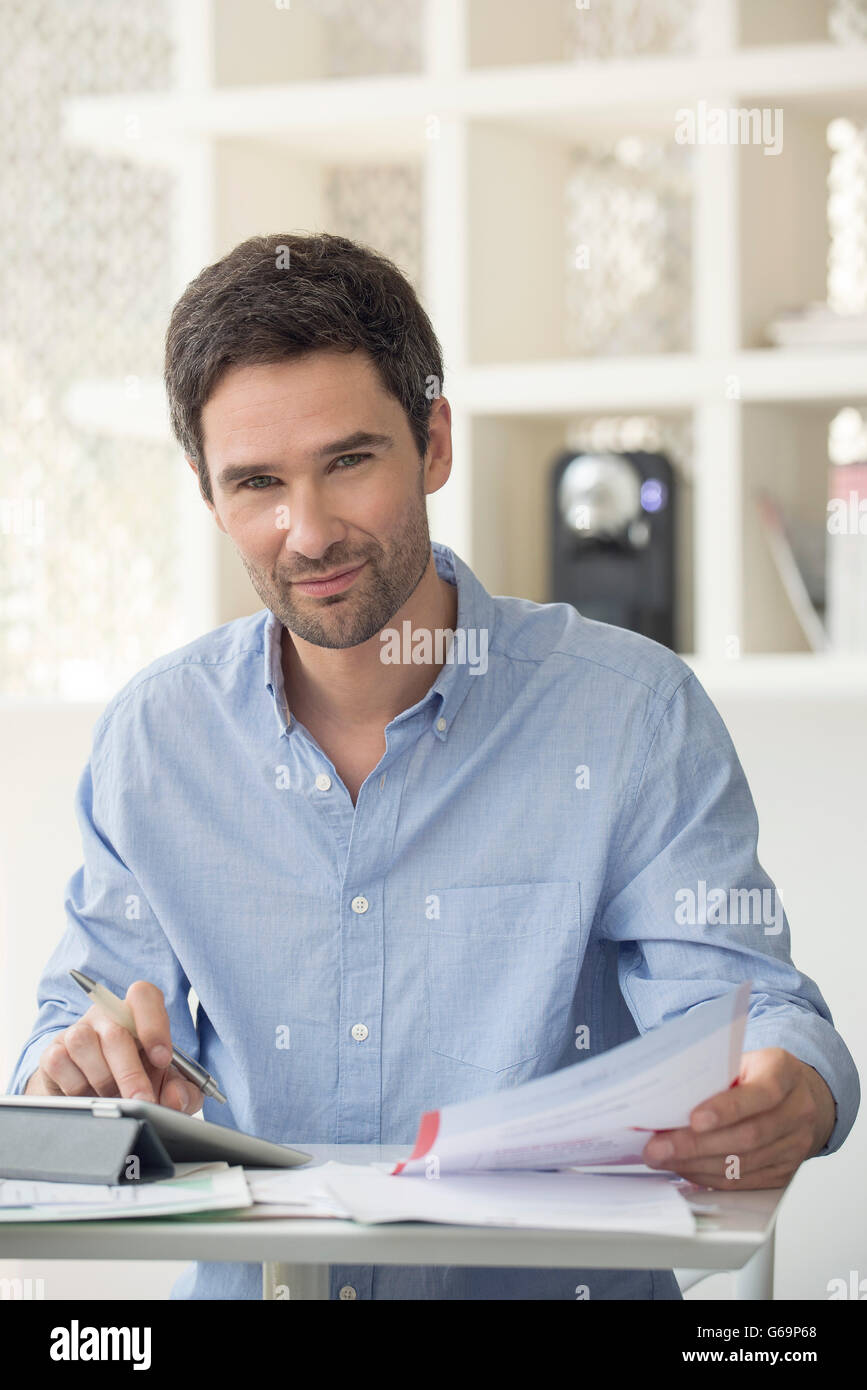 Man using online banking to manage personal finances Stock Photo - Alamy