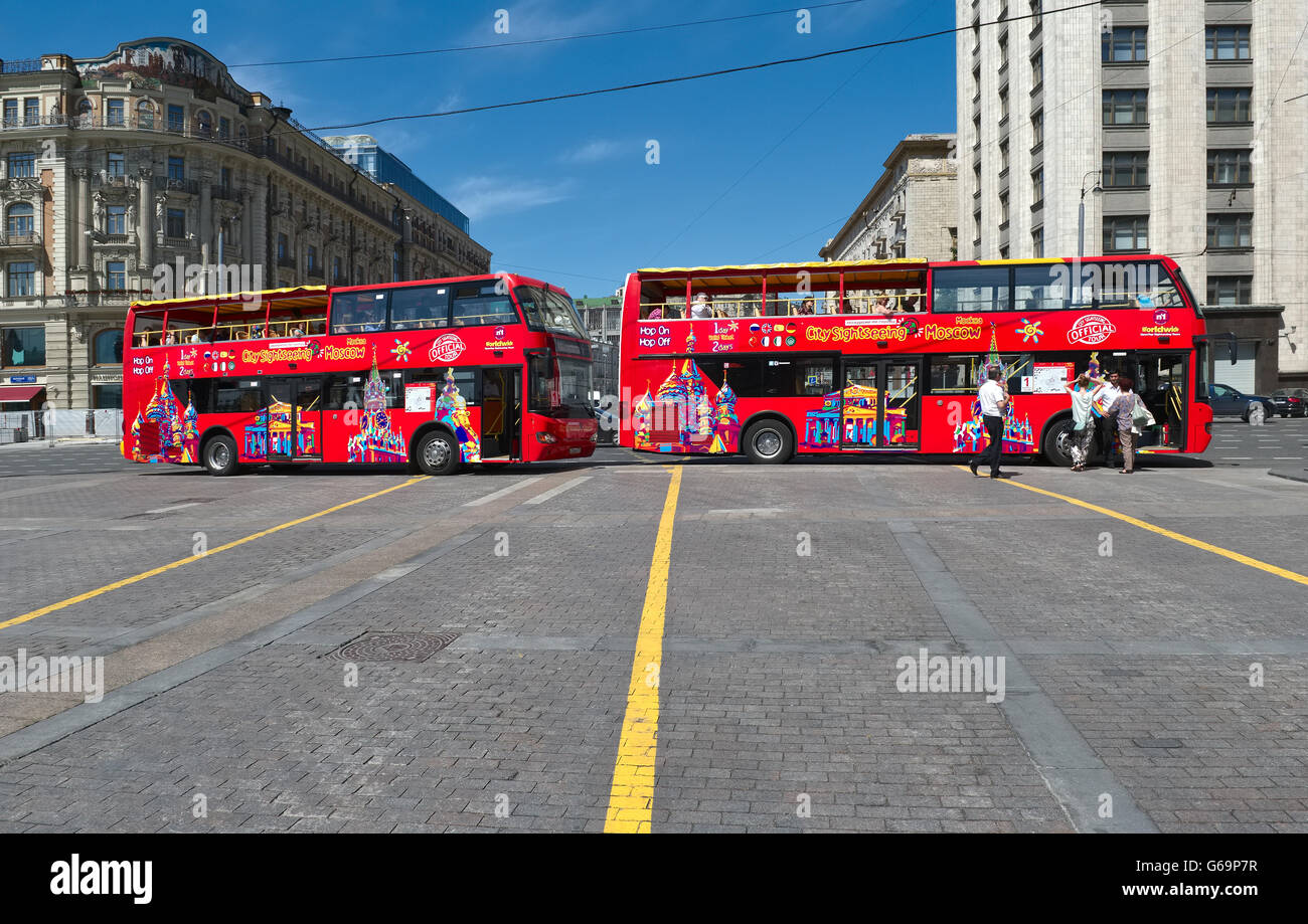 Two story tour buses hi-res stock photography and images - Alamy