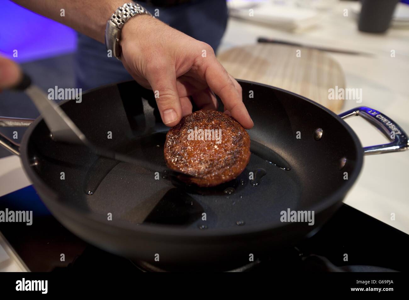 Lab grown meat burger hi-res stock photography and images - Alamy