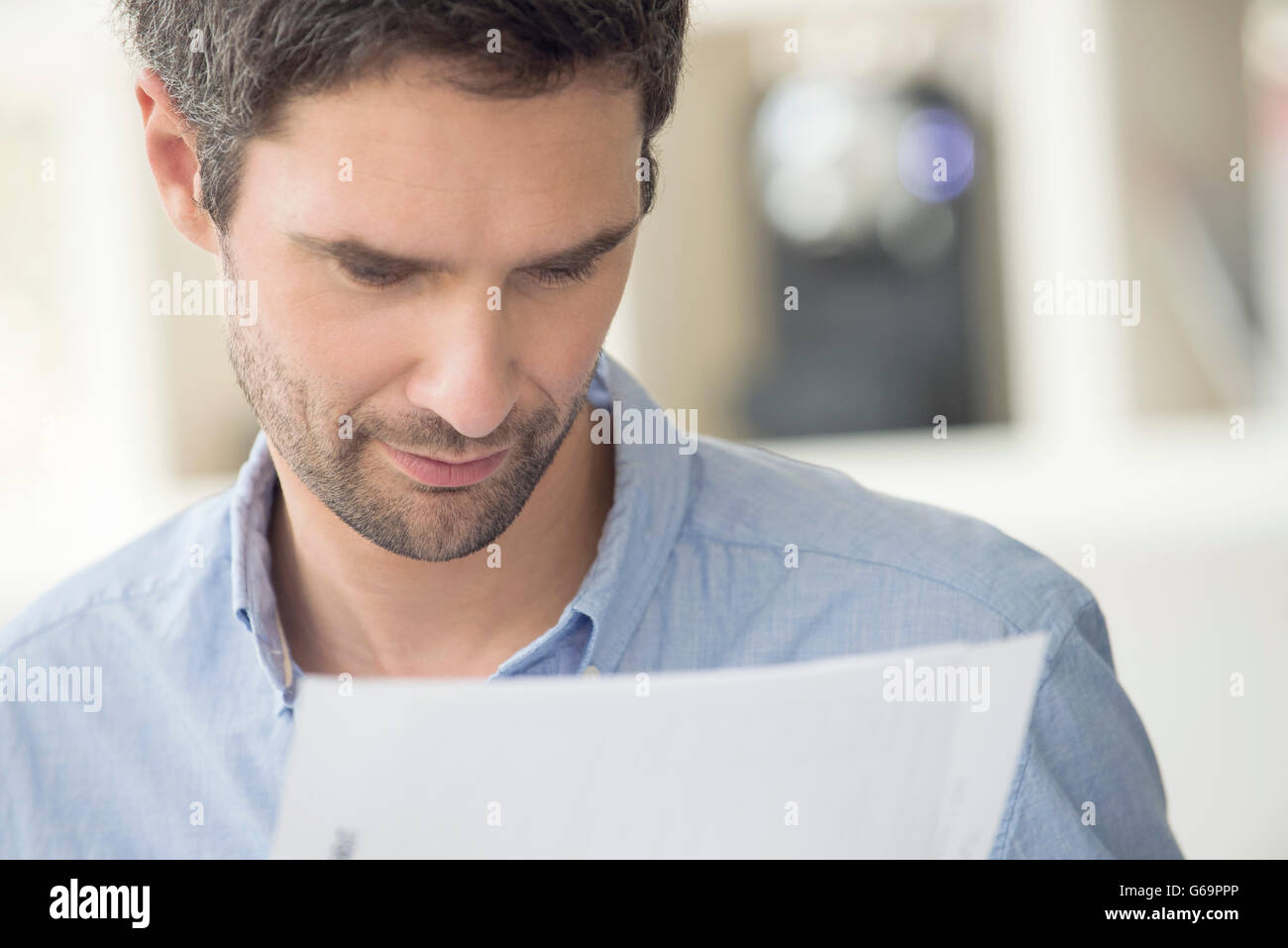 Man reading letter Stock Photo - Alamy