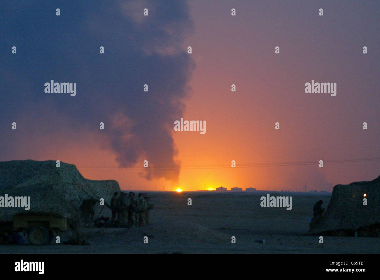 Paras in Iraq oil fire Stock Photo - Alamy