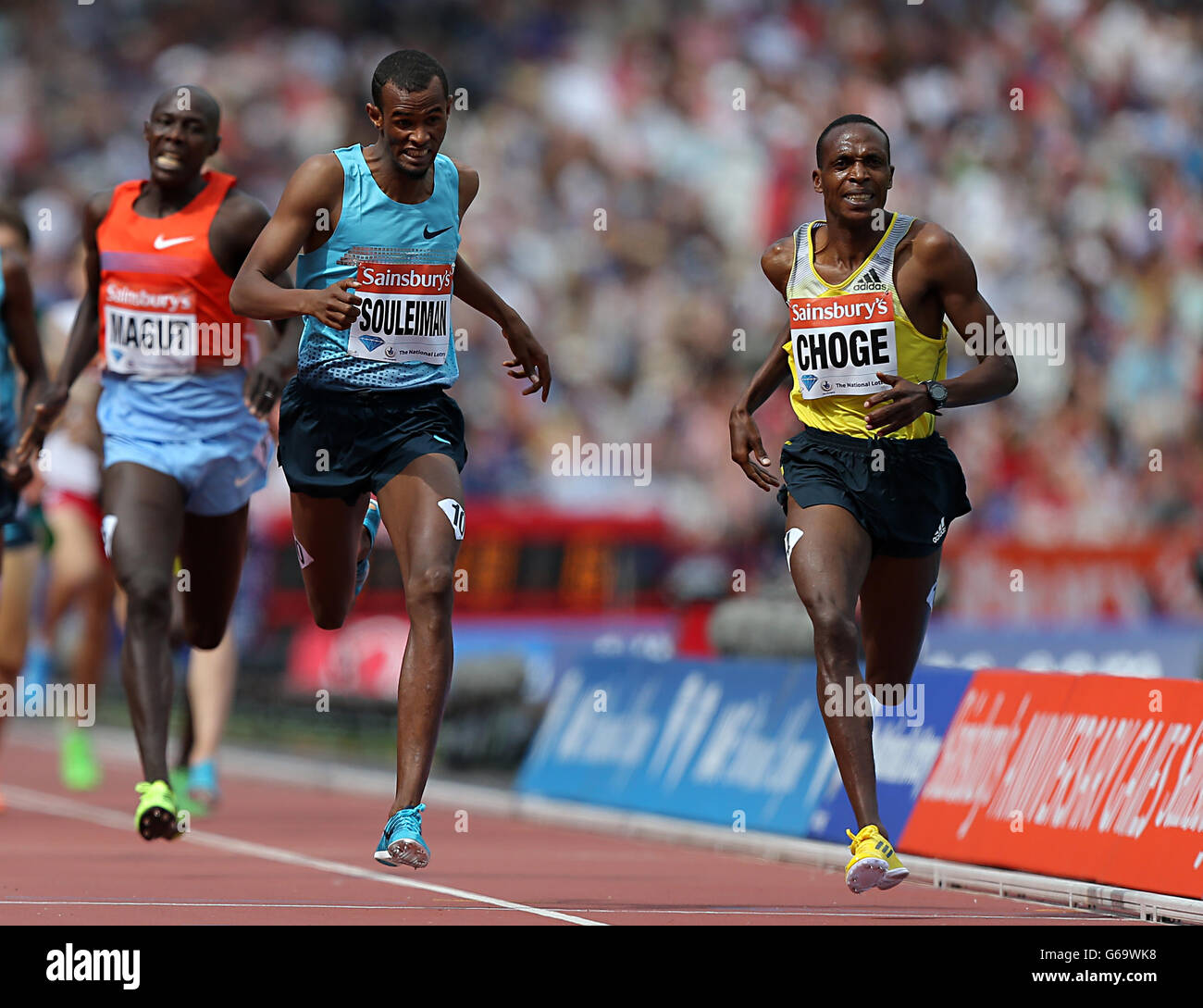 Kenya's Augustine Choge (right) narrowly beats out Djibouti's Ayanieh ...