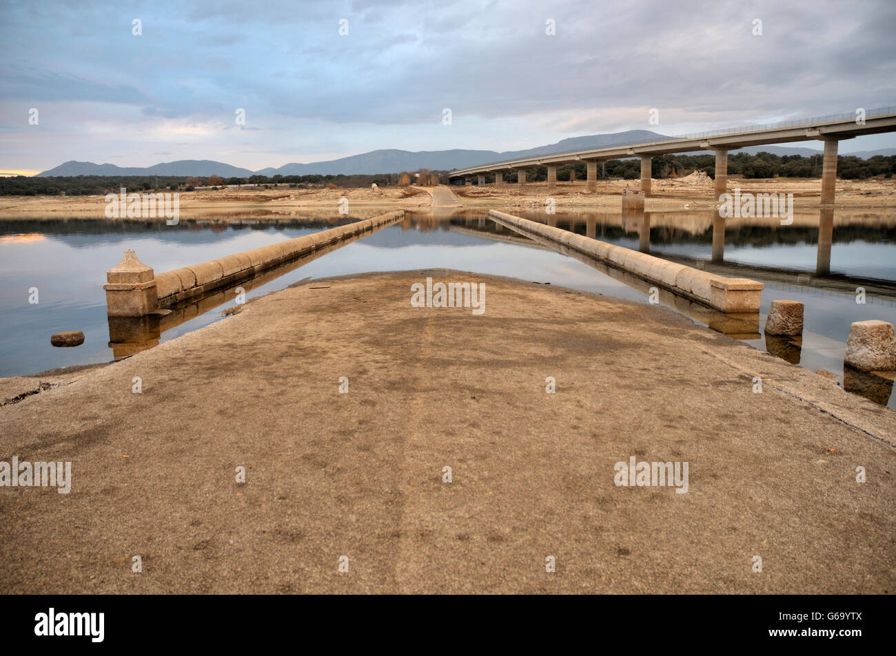 The two bridges of the reservoir of Valmayor. The new and the old ...