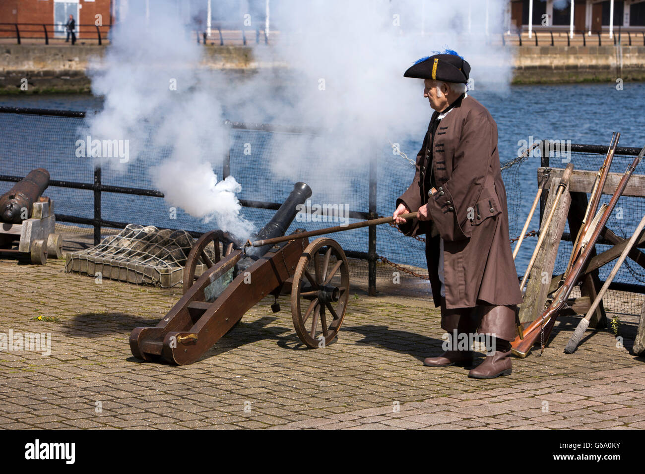 Pirate firing cannon hi-res stock photography and images - Alamy