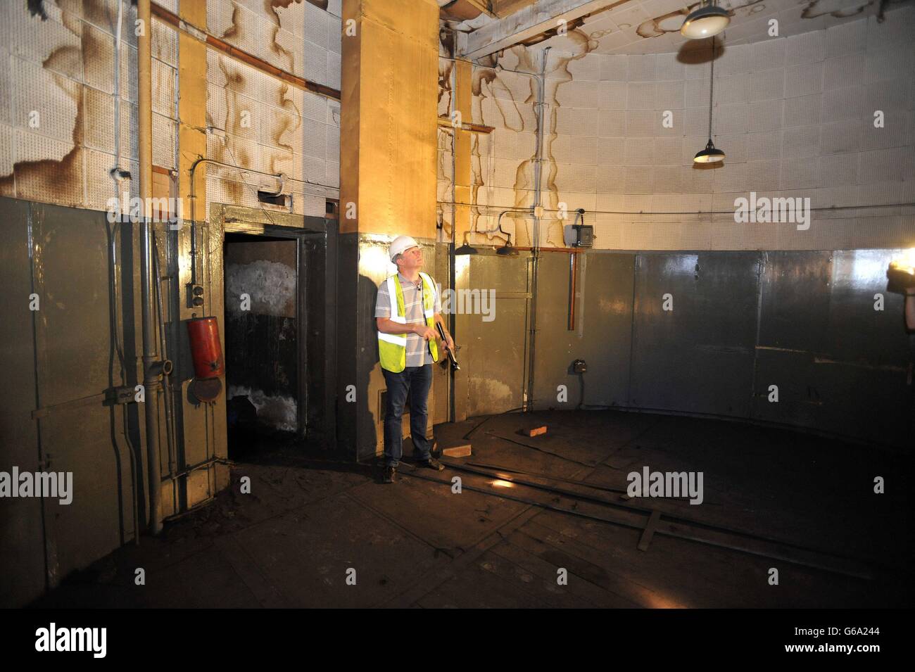 Piccadilly line station hi-res stock photography and images - Alamy