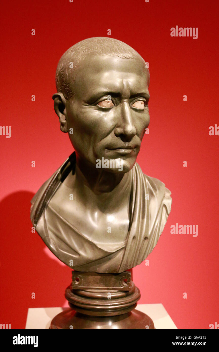 Gaius julius caesar statue hi-res stock photography and images - Alamy