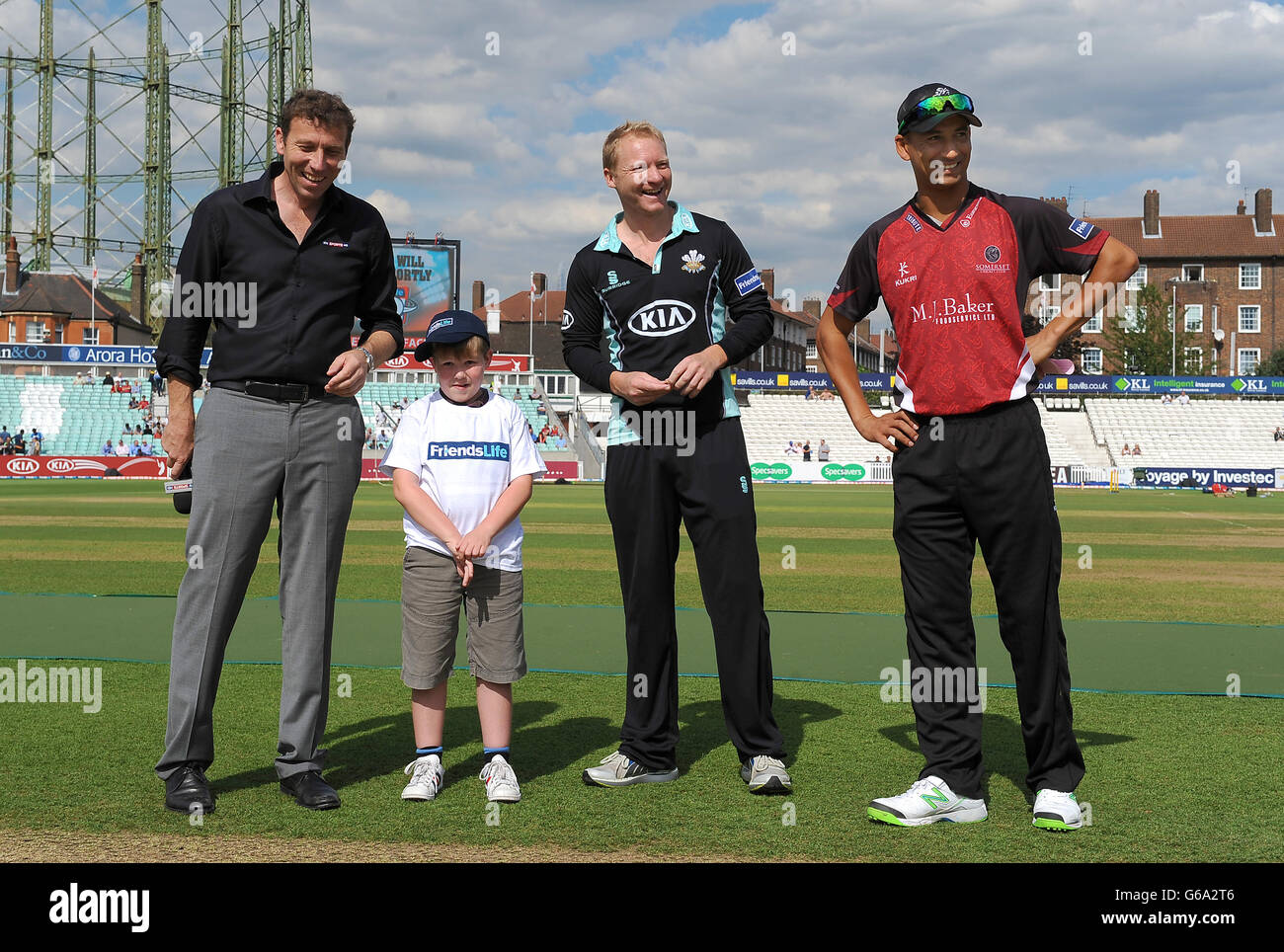 Somerset captain Alfonso Thomas (right) and Surrey captain Gareth Batty ...