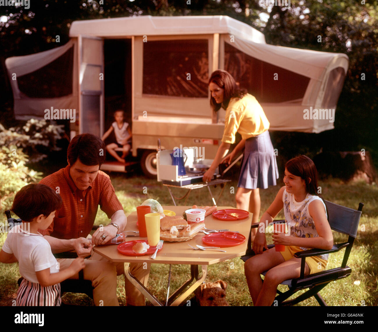VW Bus Retro Campeerbus Kamperen In De 70s Retro Camping, Retro ...