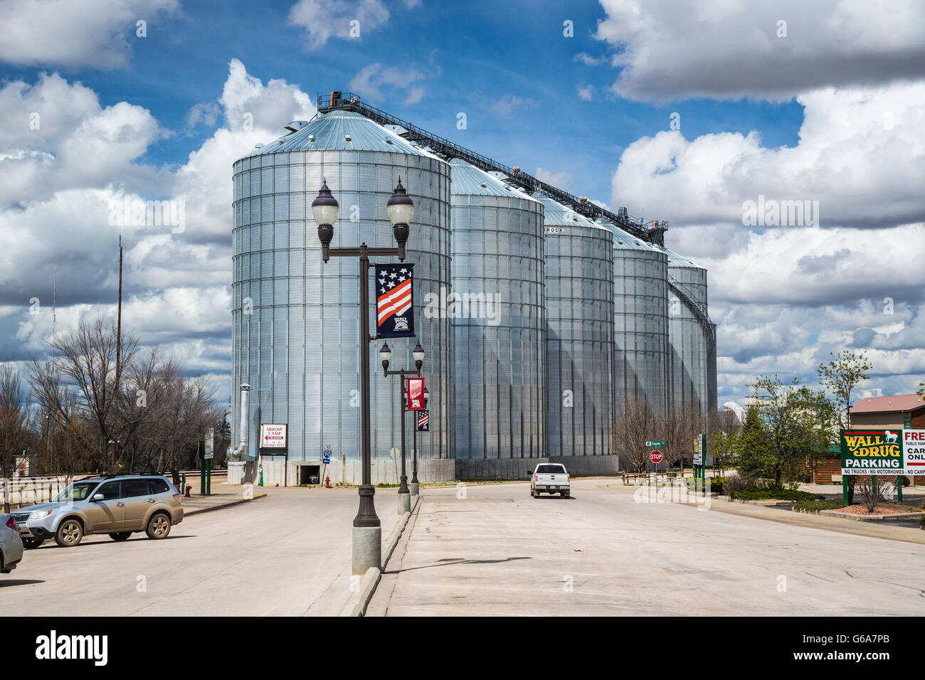 Town of Wall South Dakota Main Street and silos Stock Photo - Alamy