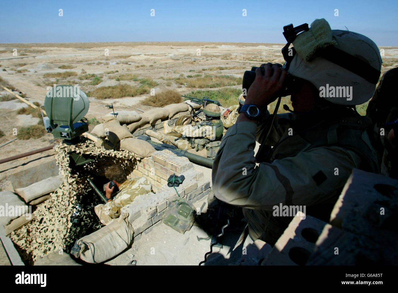 Members of The 1st Battalion The Parachute Regiment and US Marines ...